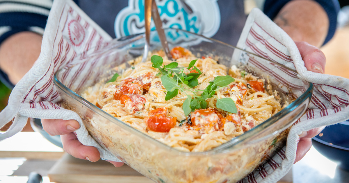 Sådan laver man baked feta pasta - Opskrift fra GoCook