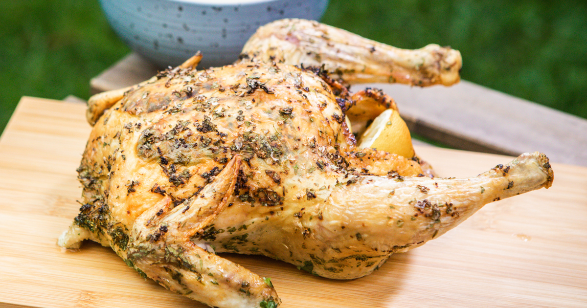 Gammeldags kylling i ovn med citron og flødesovs - opskrift - Opskrift ...